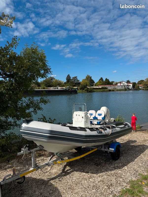 Bateau semi-rigide bombard et remorque - Nautisme