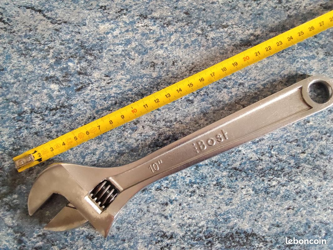 Clé à molette marque Bost - Bricolage