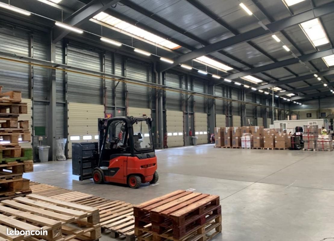 Local logistique 7 716 m² - Bureaux & Commerces