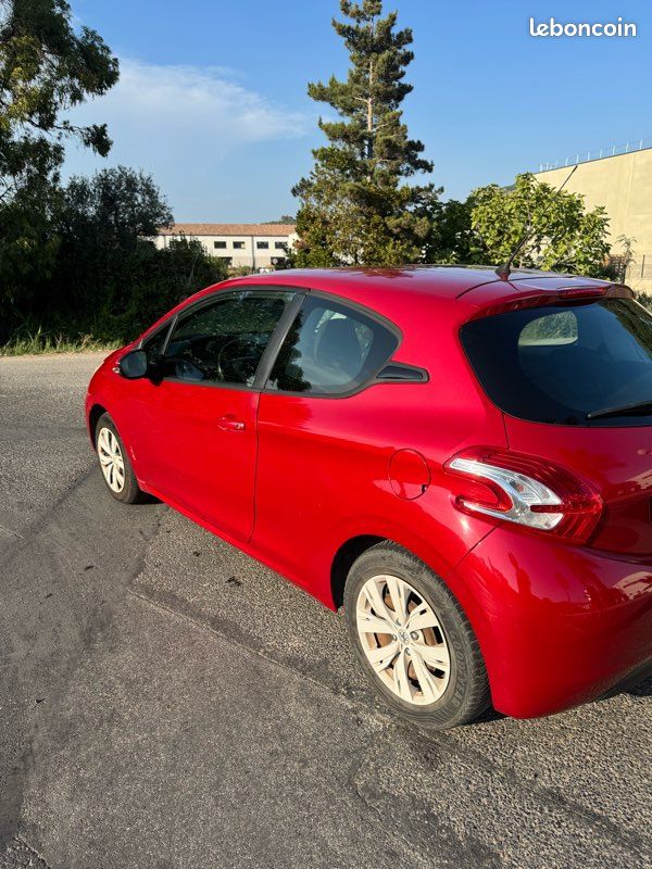Peugeot 208 rouge 3 portes - Voitures