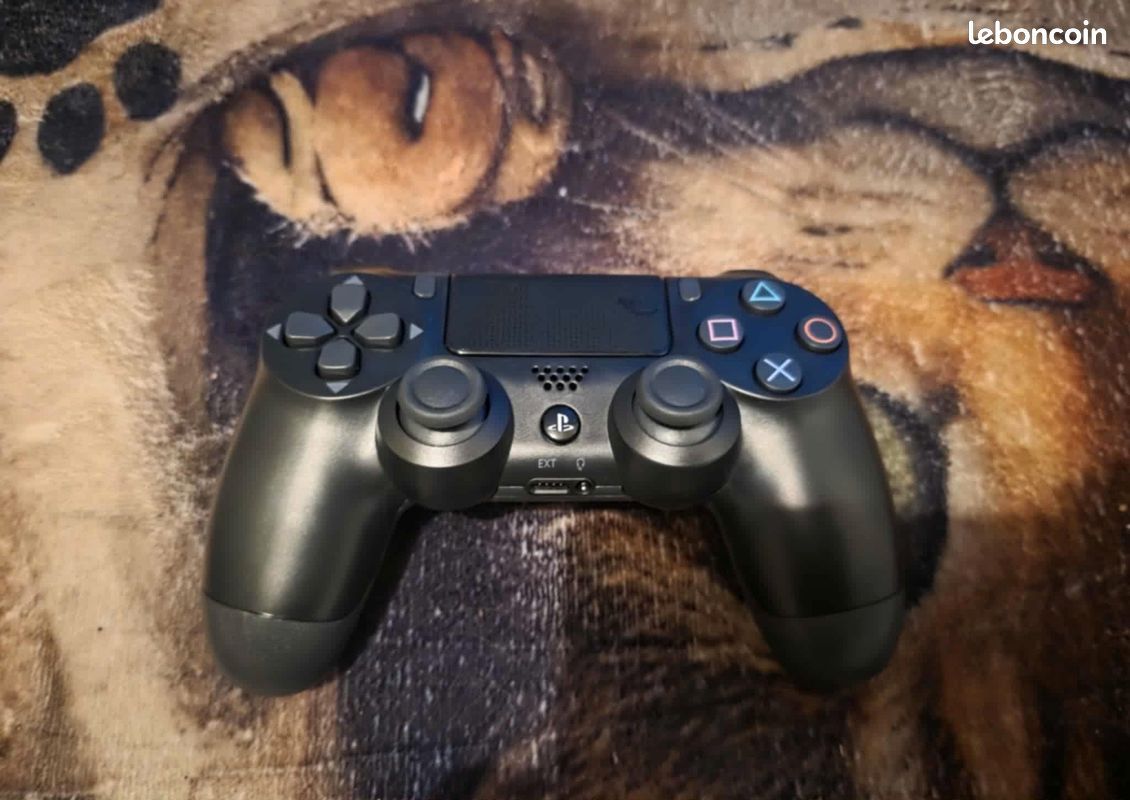 Manette de ps4 en très bon état (utilisée 2 ou 3 fois), 30 non ...
