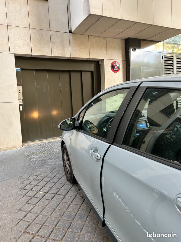 Parking 4ème sous-sol avec monte voiture - Locations