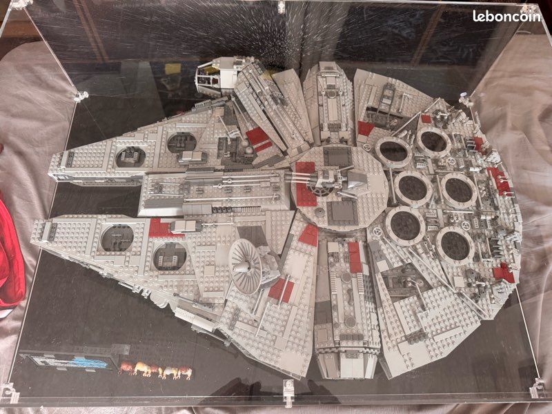 LEGO 10179 STAR WARS - the ultimate collector Millennium Falcon - Jeux ...