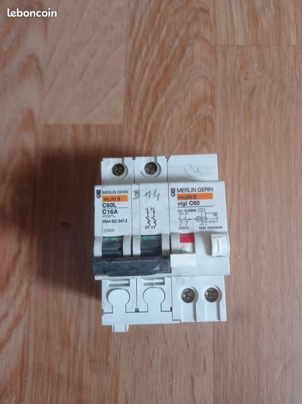 Lot 50 disjoncteurs mono 16a avec diff merlin gerin - Équipements industriels