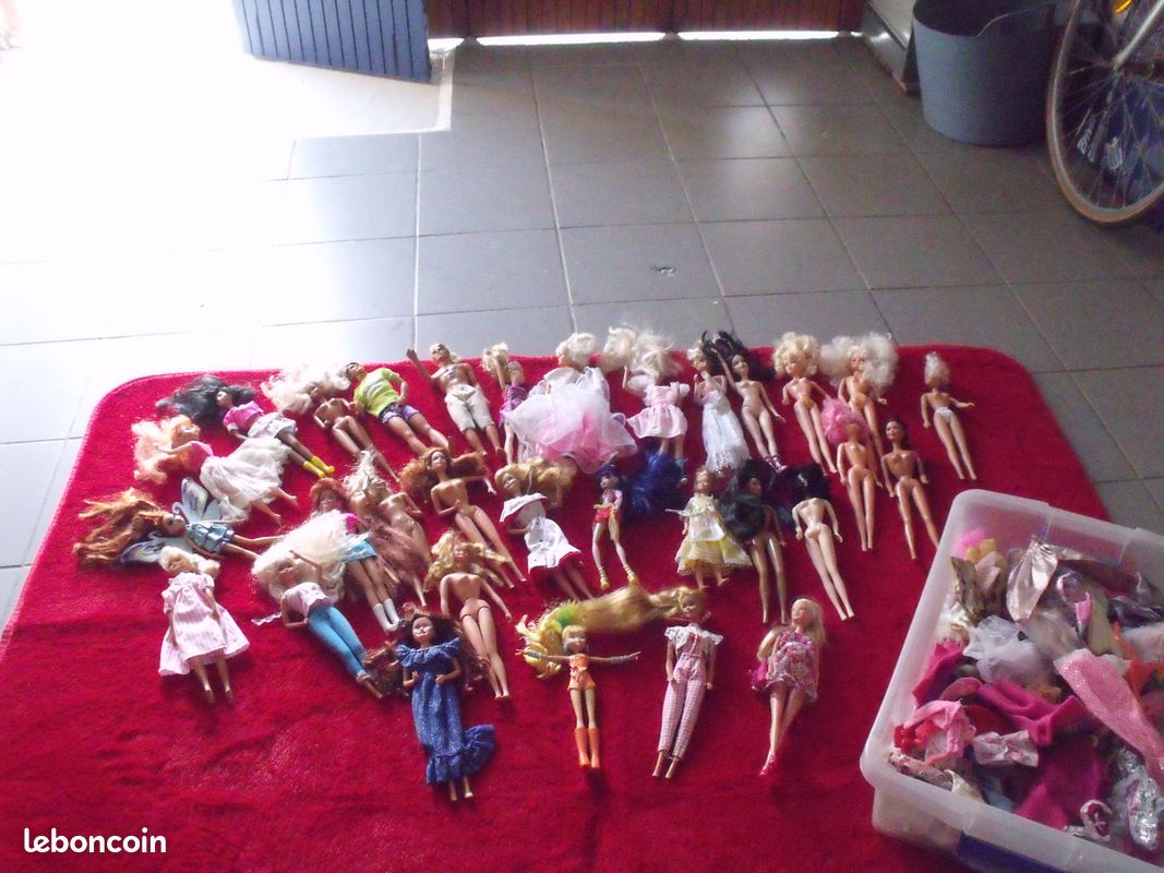 Lot poupees Barbie vetements et accessoires - Jeux & Jouets