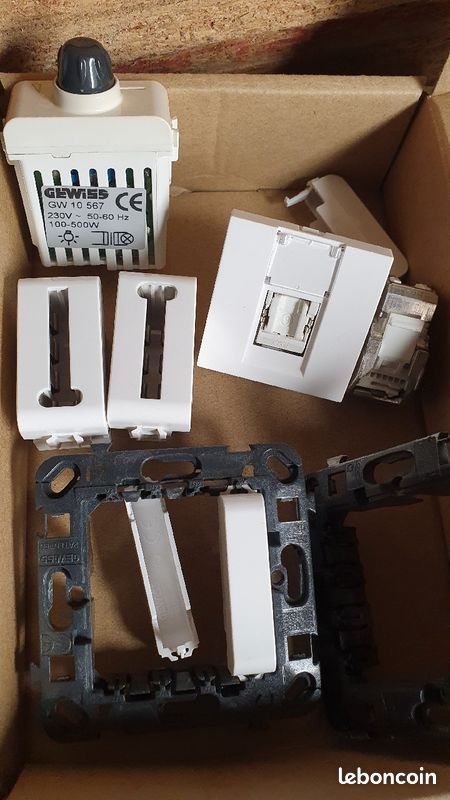 Quincaillerie Gewiss rj45 et variateur mural - Bricolage