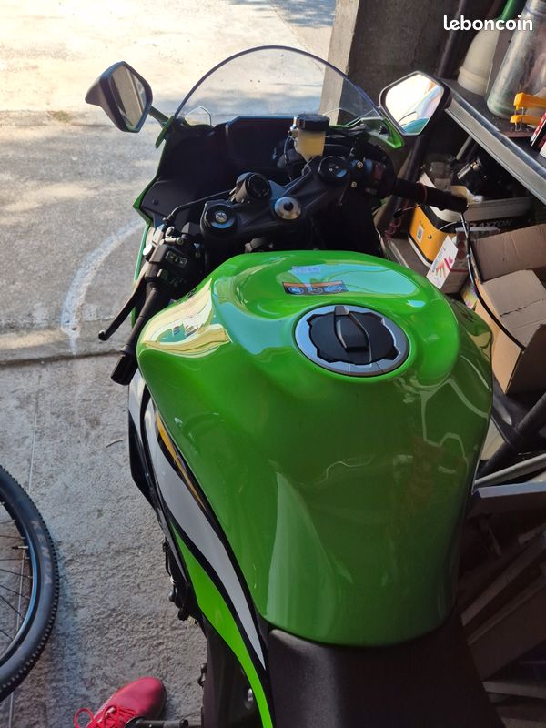 Kawasaki zx6r 2025 - Motos