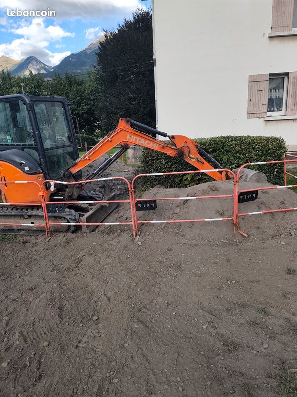 Mini pelle Hitachi - BTP - Chantier gros-oeuvre