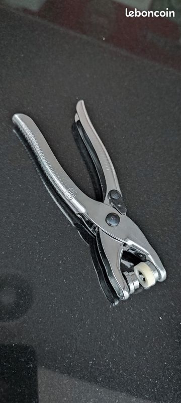 Pince à oeillets neuve - Bricolage