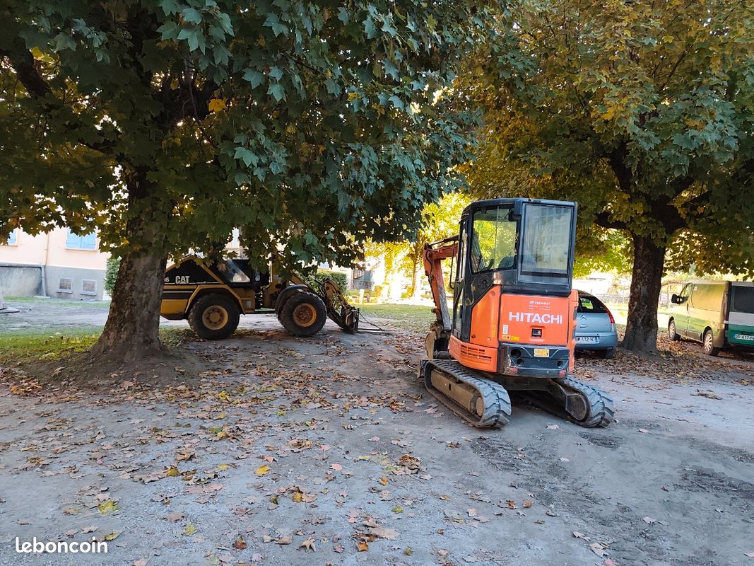 Mini pelle Hitachi - BTP - Chantier gros-oeuvre
