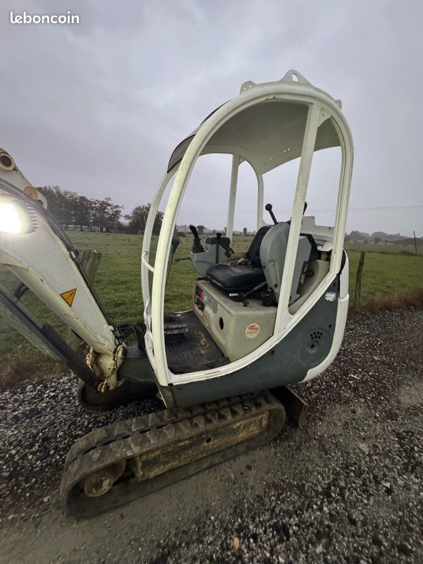 Mini pelle 1t4 - BTP - Chantier gros-oeuvre