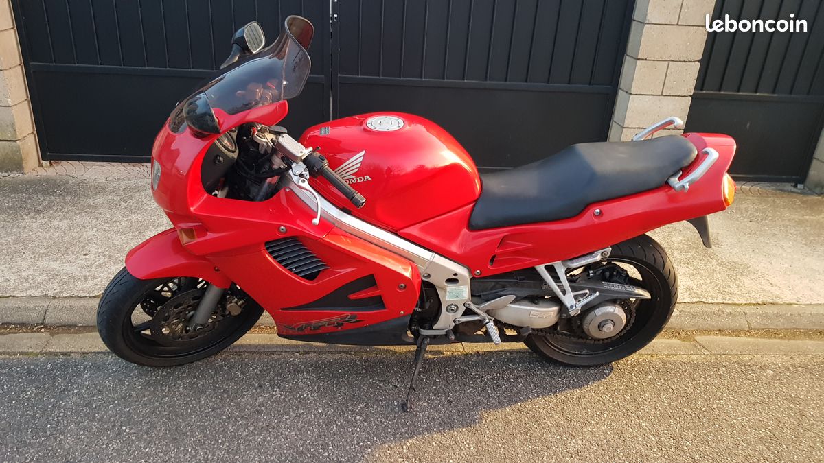 Vfr 750 rouge - Motos
