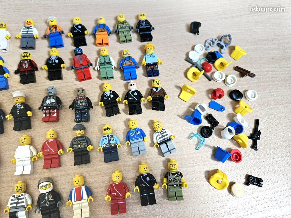 Lot Lego de 40 personnages figurines minifigs diverses + accessoires ...