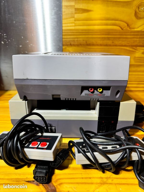 Lot de 2 Nintendo NES dont 1 RCA - Consoles