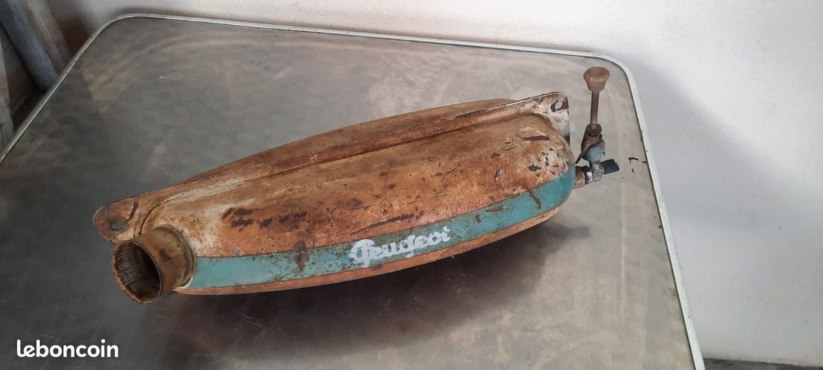 Ancien réservoir de moto Peugeot vintage cyclomoteur - Collection