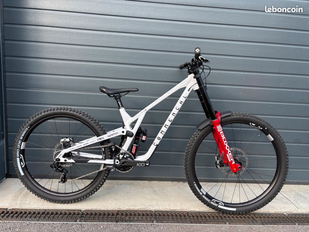 Commencal Supreme DH V5 team 2025 - Vélos