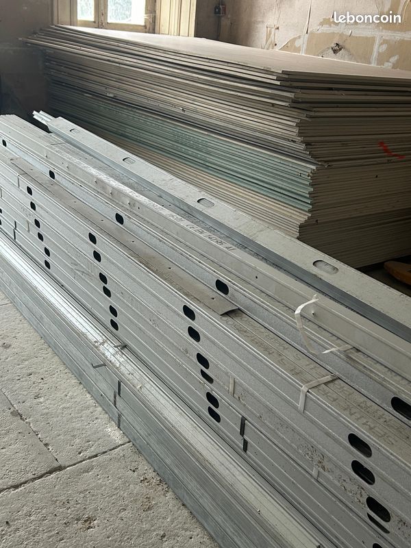 Rails pour plafonds et murs + plaques de BA 13 - BTP - Chantier gros-oeuvre