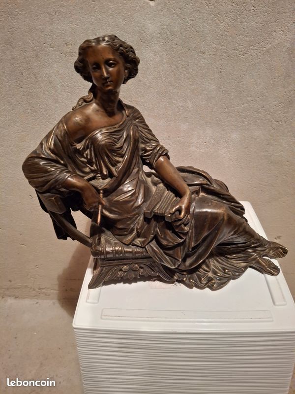 Statue de femme allongée en bronze du 19 ème siècle - Antiquités