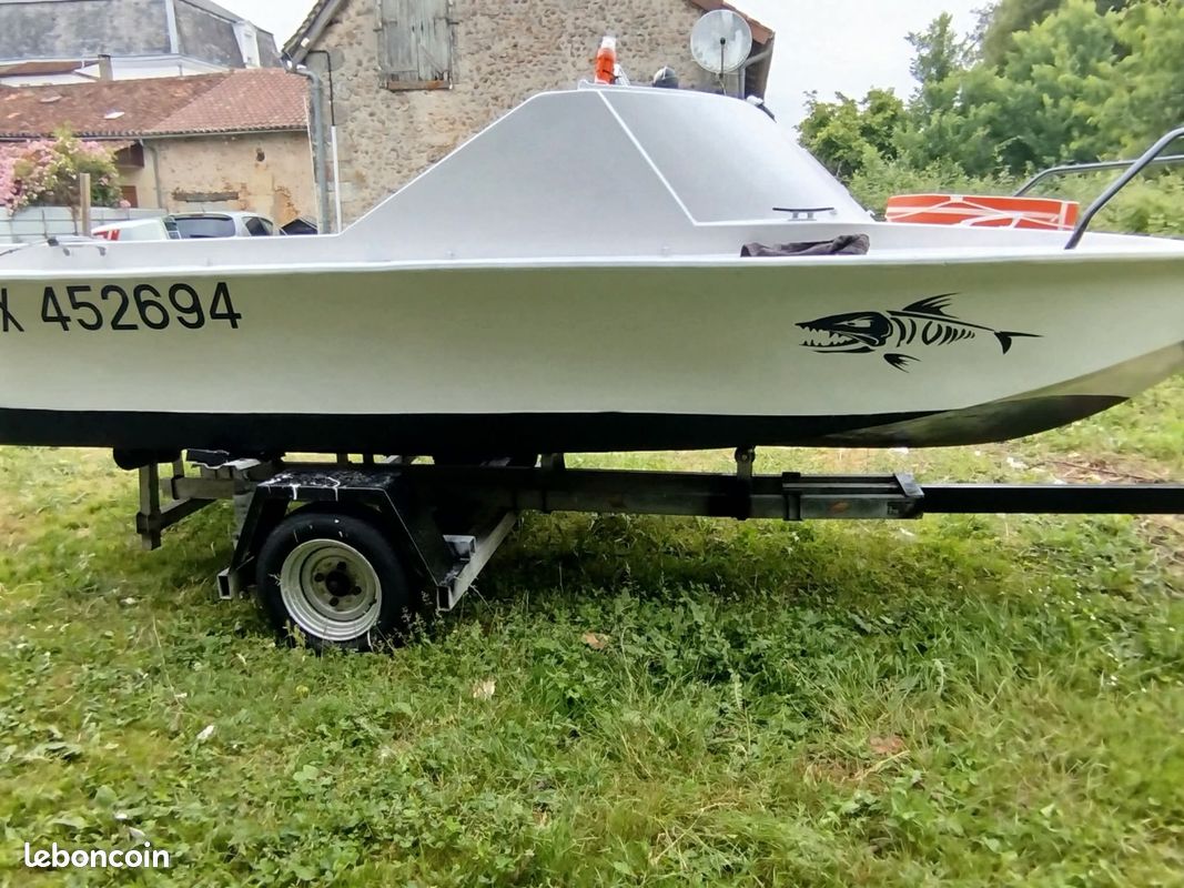 Coque de bateaux avec remorque - Nautisme
