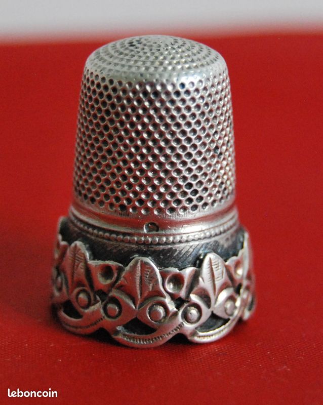 Ancien dé à coudre en argent poinçon tête de chien ou sanglier - Collection