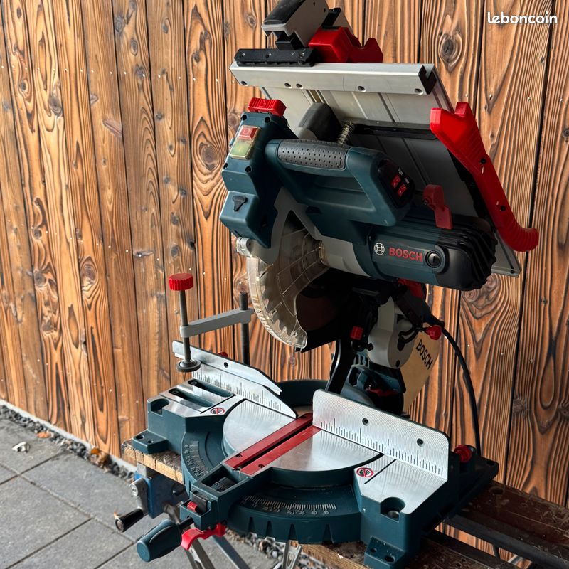 Scie radiale Bosch Pro GTM 12 JL + Table GTA 2600 - Bricolage