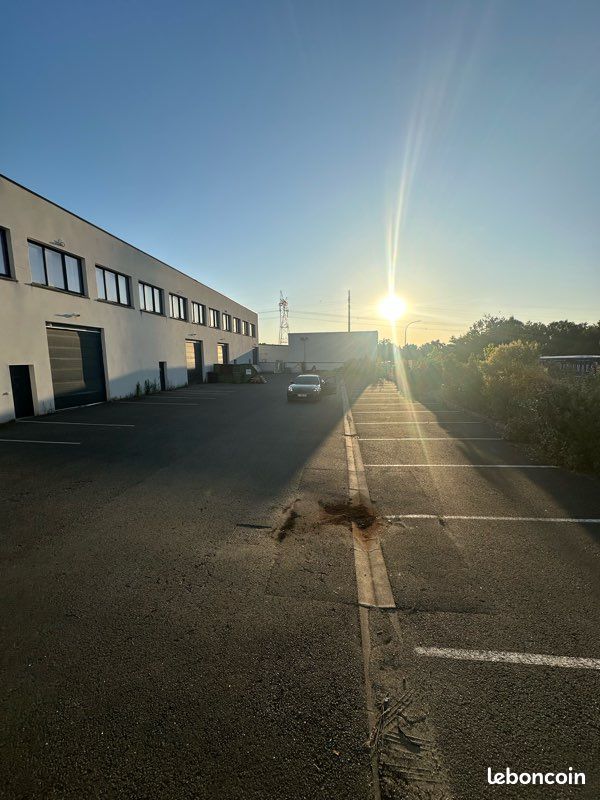 À louer – Bureaux climatisés avec entrepôt – 333 m² – Proche autoroute ...