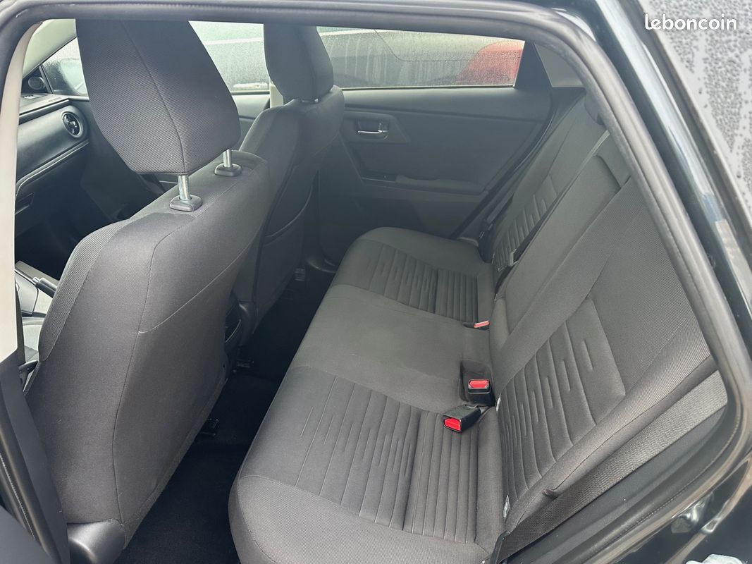 Toyota auris touring sports business - hybride 136h design - Voitures