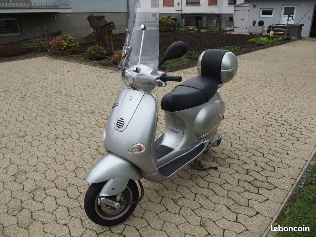 Scooter Vespa Piaggio 125 ET4 - Motos