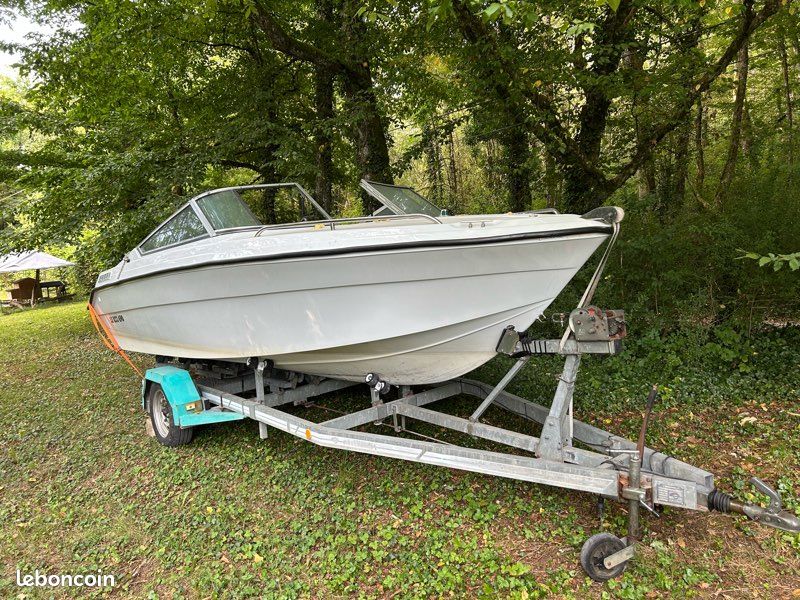 Regal Valanti 170 6 places – MerCruiser 135cv Inboard fissuré - - Nautisme