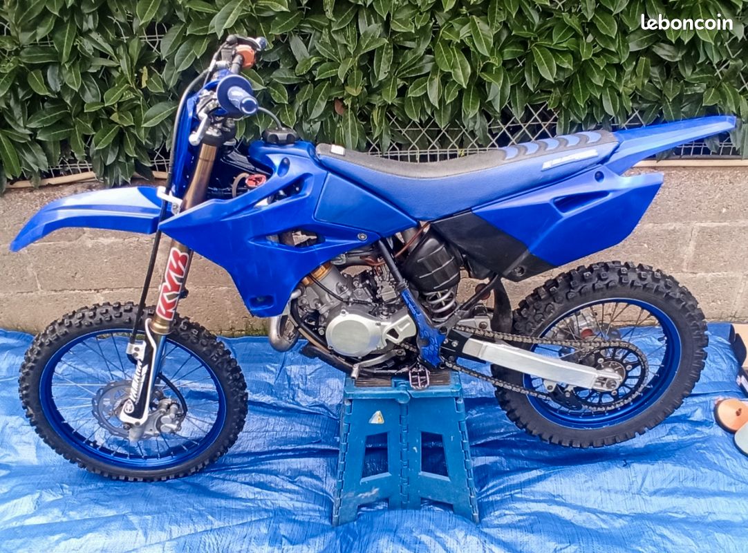 Yamaha YZ 85 + gros stock de pièces - Motos