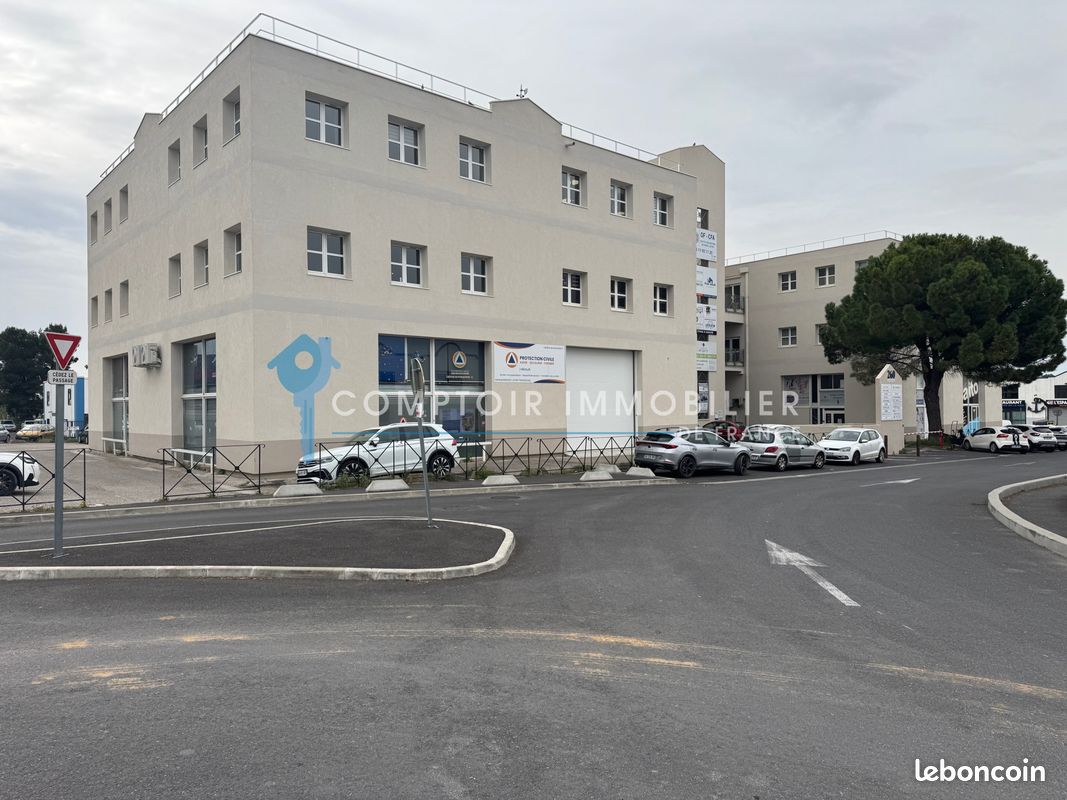 Local 251 m² Lattes - Bureaux & Commerces