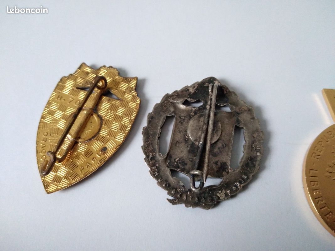 Lot d’insignes militaire diverses dont Drago - Collection