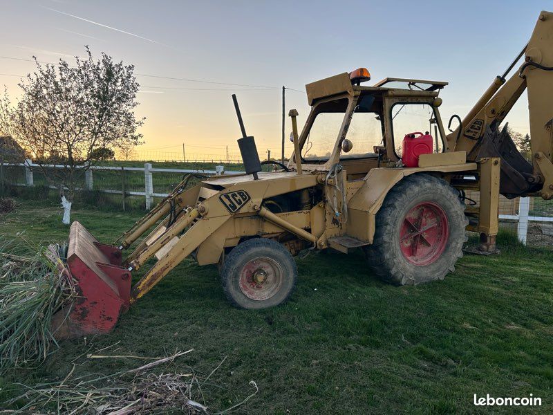 Tractopelle JCB 2B - BTP - Chantier gros-oeuvre