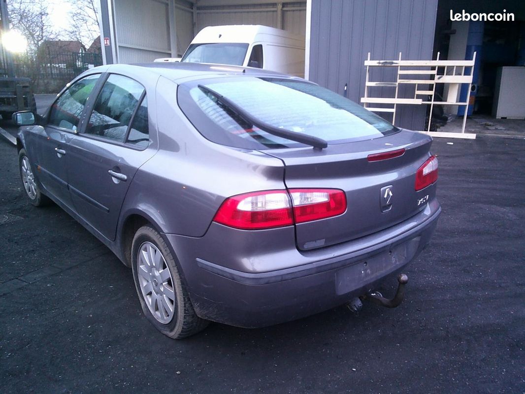 RENAULT LAGUNA 2 PHASE 1 1.8i - 16V 1783 cm3 F4P_770 2002 - Équipement auto