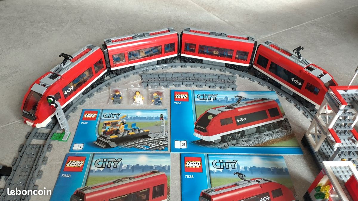 Lego train 7938, gare 7937, passage à niveau avec pelleteuse 7936 ...