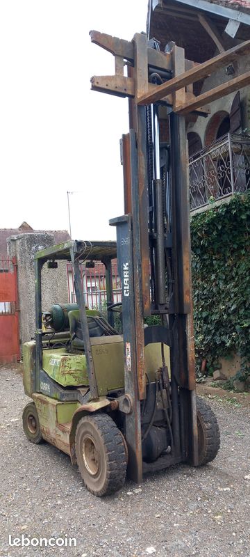 Chariot elevateur a gaz CLARK - Manutention - Levage