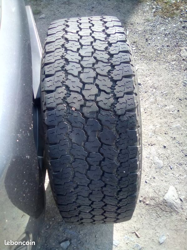 1 Pneu Good Year Wrangler 235/70R16 XL - Équipement auto