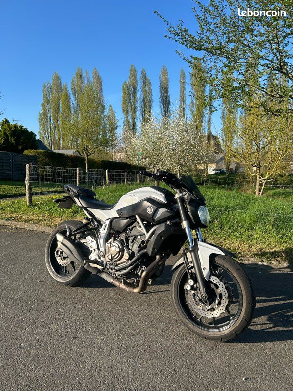 Yamaha MT07 - Motos