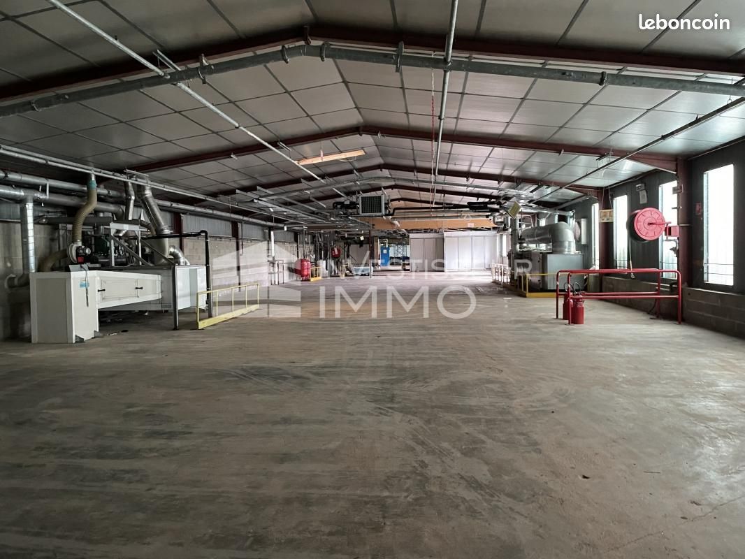 Local industriel 7 496 m² - Bureaux & Commerces