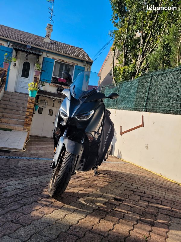 Yamaha xmax tech max 2022 - Motos