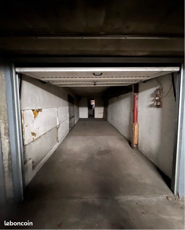 Box fermé, 25m² portail électrique, bip, acces 24/24 - Locations