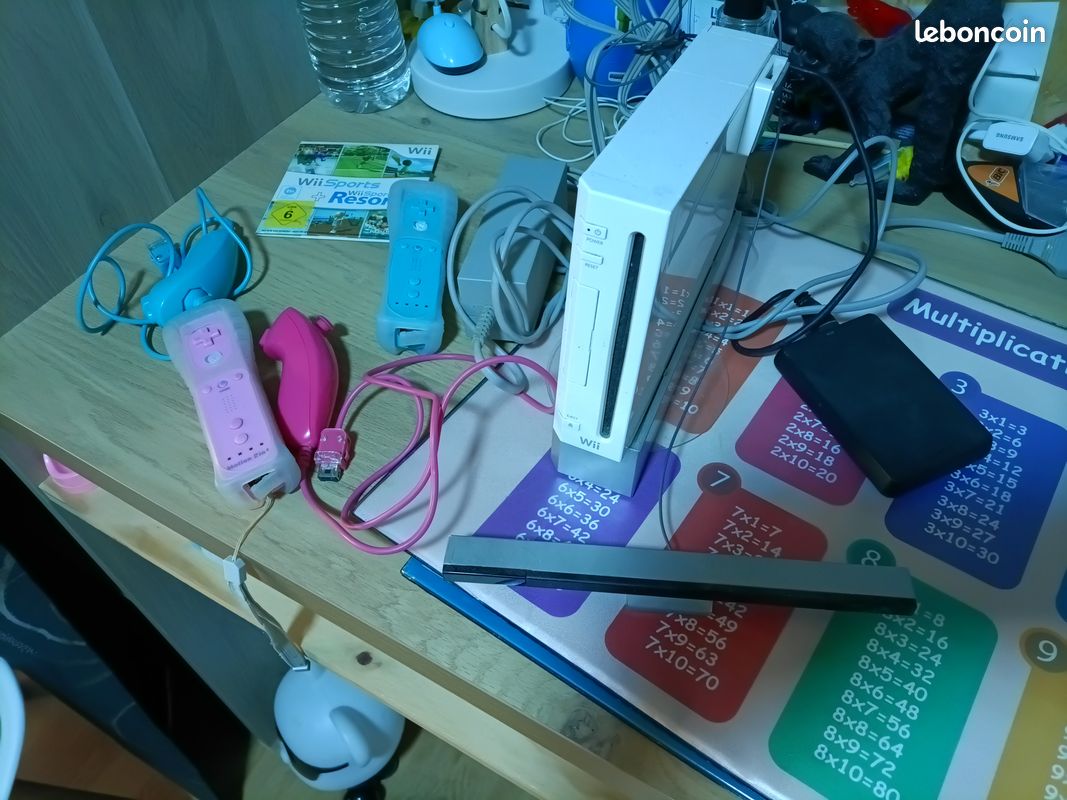 Vend Wii avec 2 manette et 2 nunchuck avec plein de jeux en excellent ...