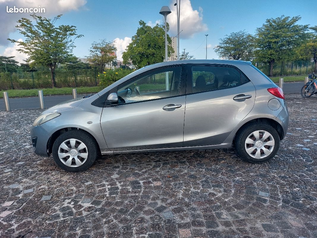 Mazda 2 ( stop affaire faible kilométrage) - Voitures