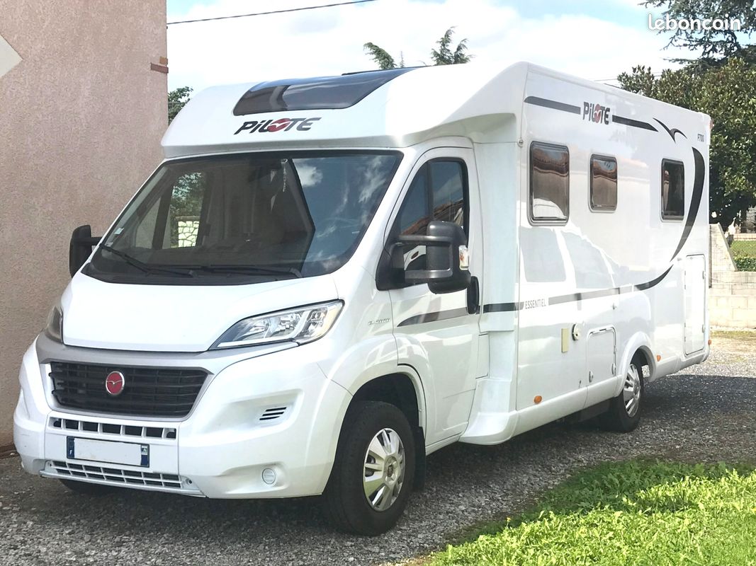 Camping car Pilote P700 lit central - Caravaning