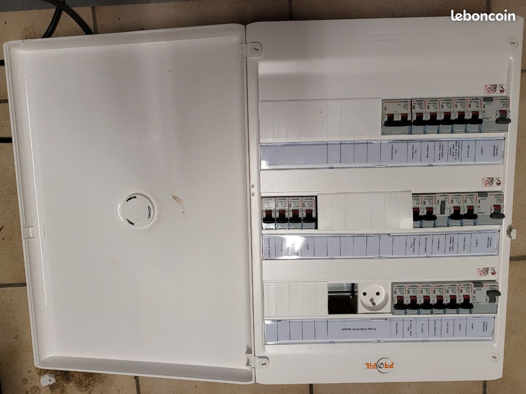 Tableau électrique LEGRAND avec coffre - Bricolage