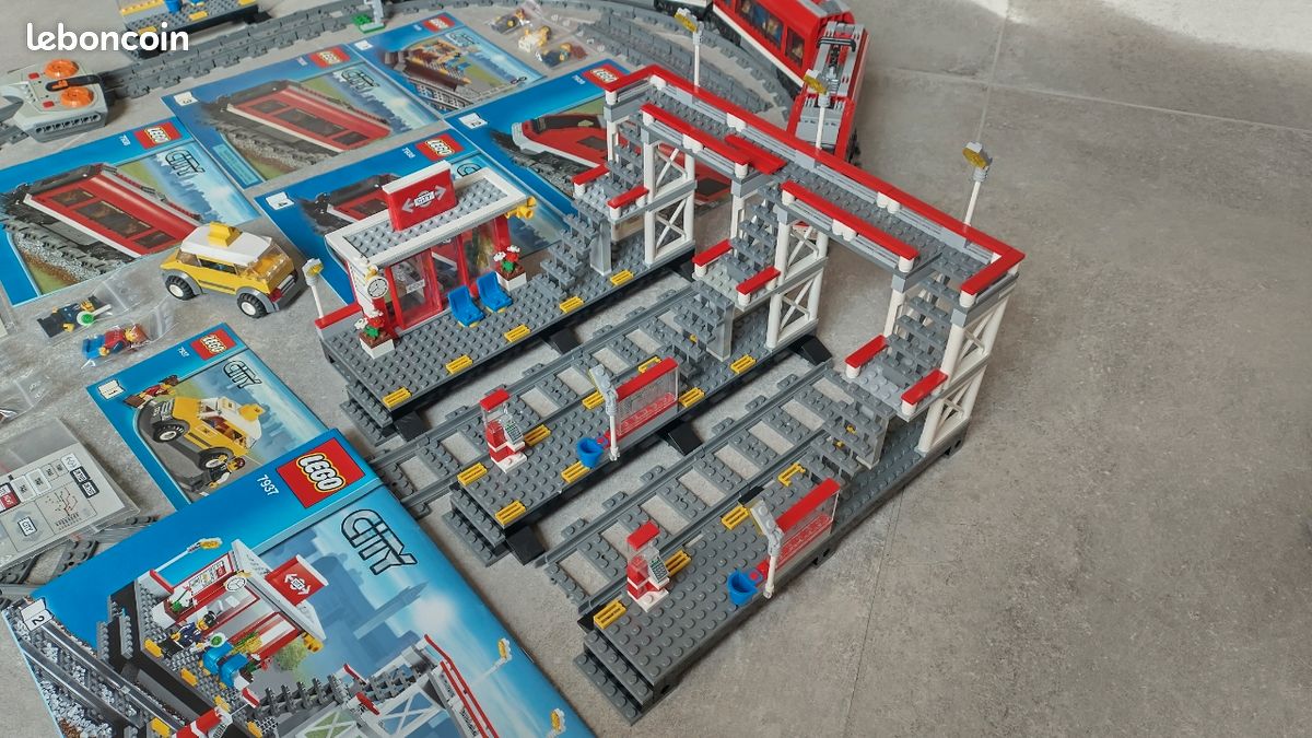 Lego train 7938, gare 7937, passage à niveau avec pelleteuse 7936 ...
