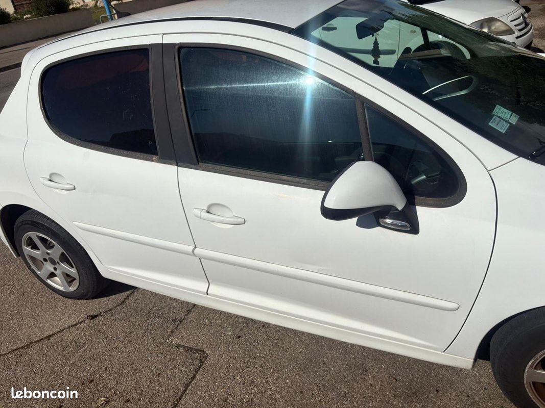 PEUGEOT 207 5 portes 1.4 HDi 70CV DE 2010 - Voitures