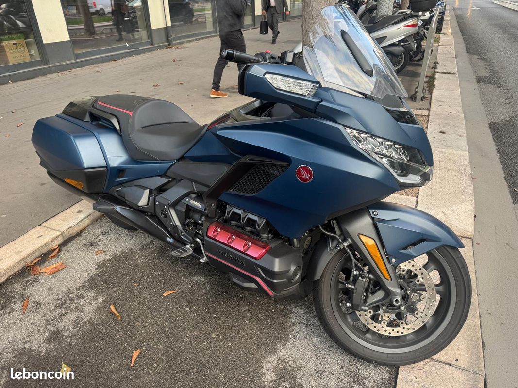 Goldwing bagger - Motos