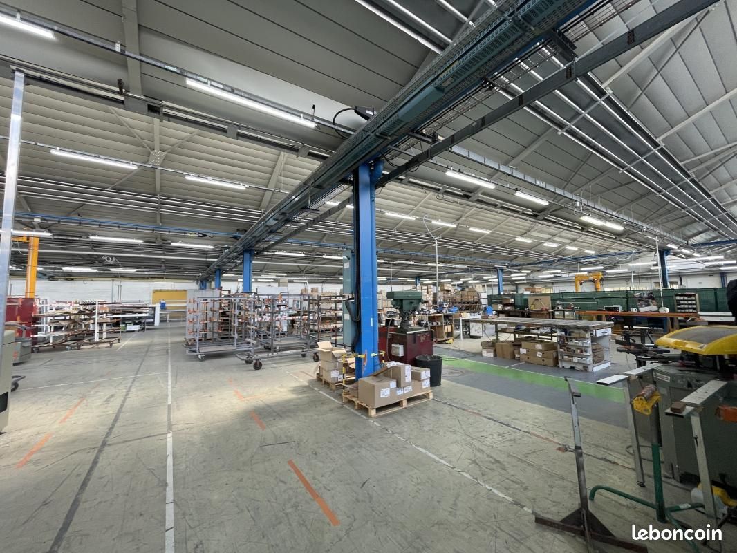 Local bureaux 9 955 m² - Bureaux & Commerces