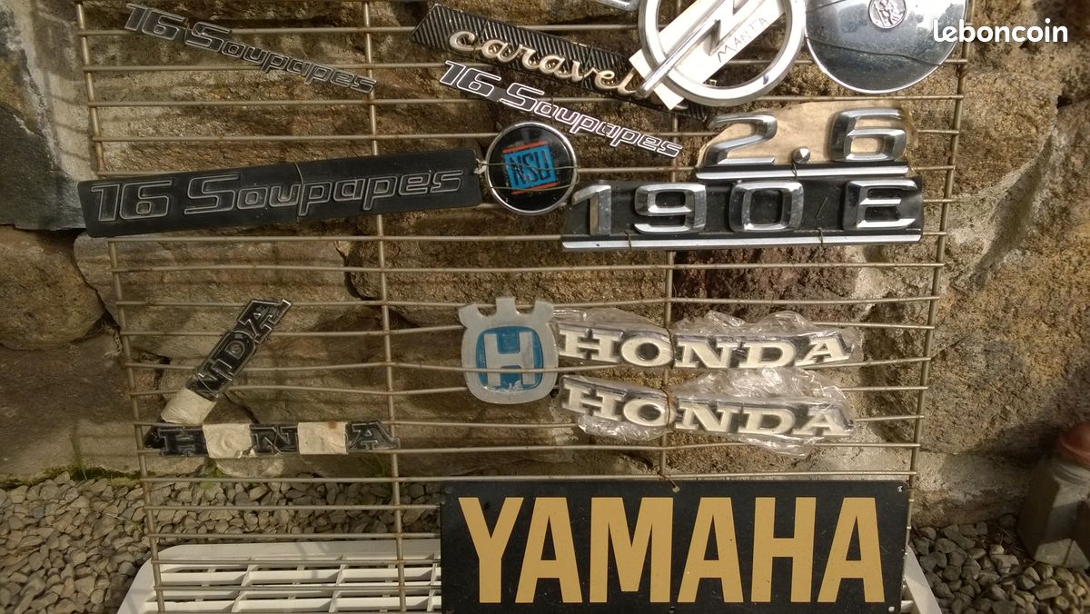 Logo monogramme sigle voiture - Équipement auto